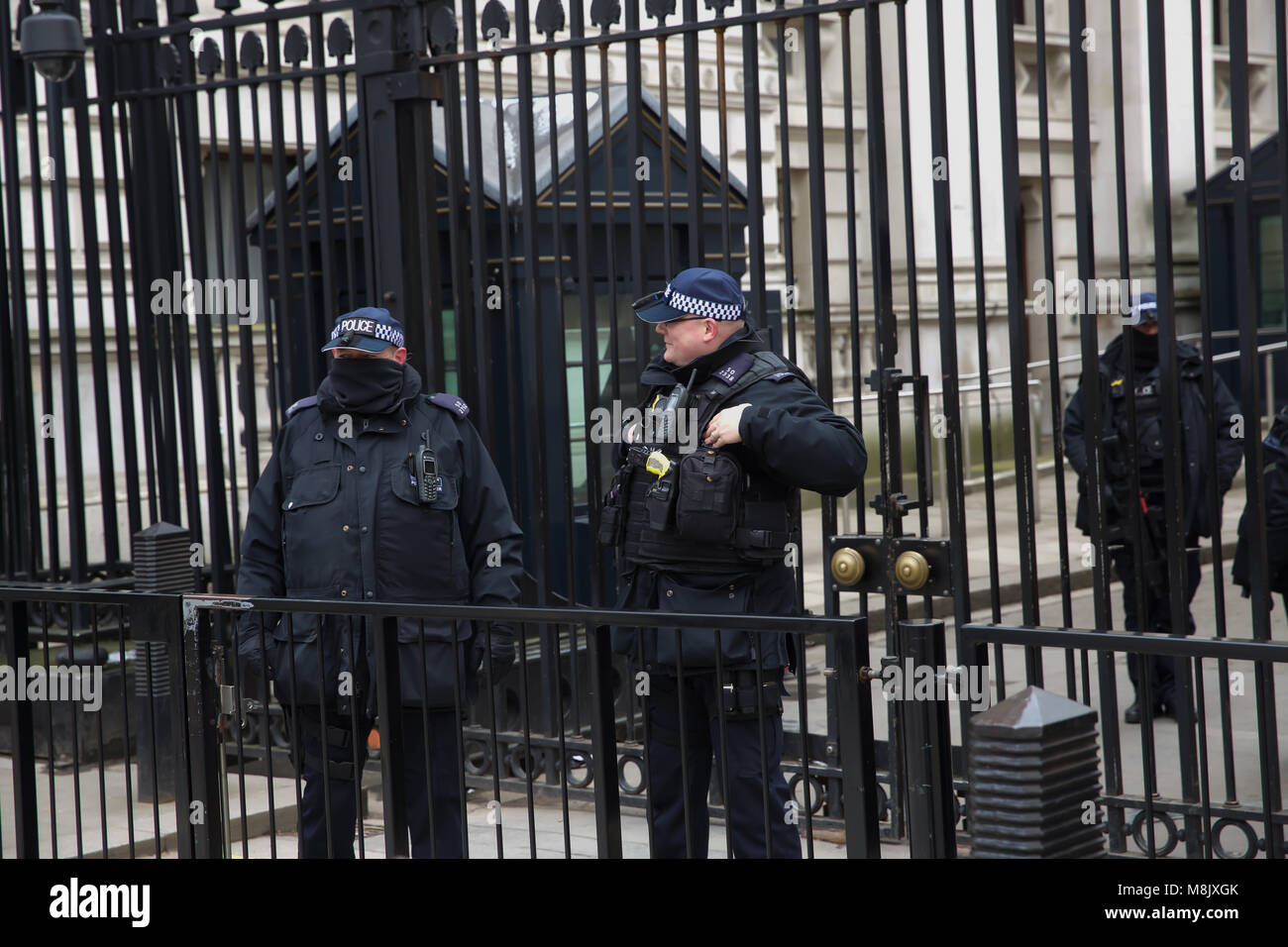 Police guarding the gates at 10 downing street hi-res stock photography ...