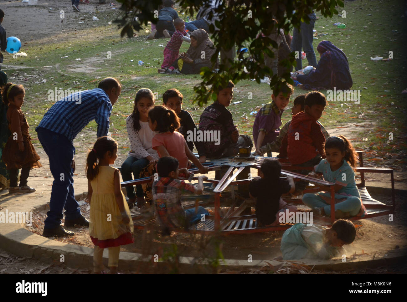 Lahore, Pakistan. 19th Mar, 2018. Pakistani people are enjoying ...
