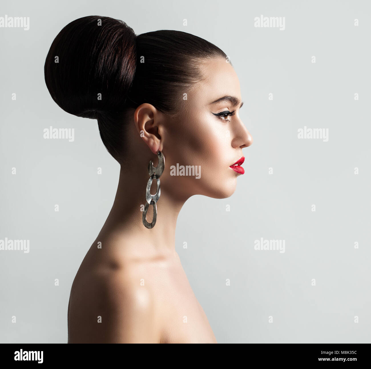 High bun hair model hi-res stock photography and images - Alamy