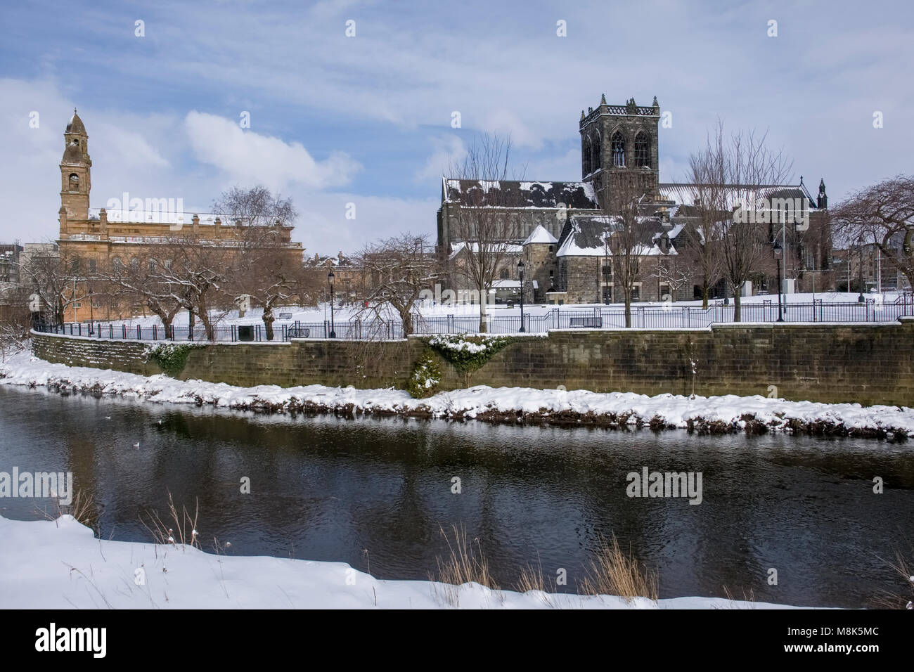 Paisley town hall and abbey in the snow Stock Photo - Alamy
