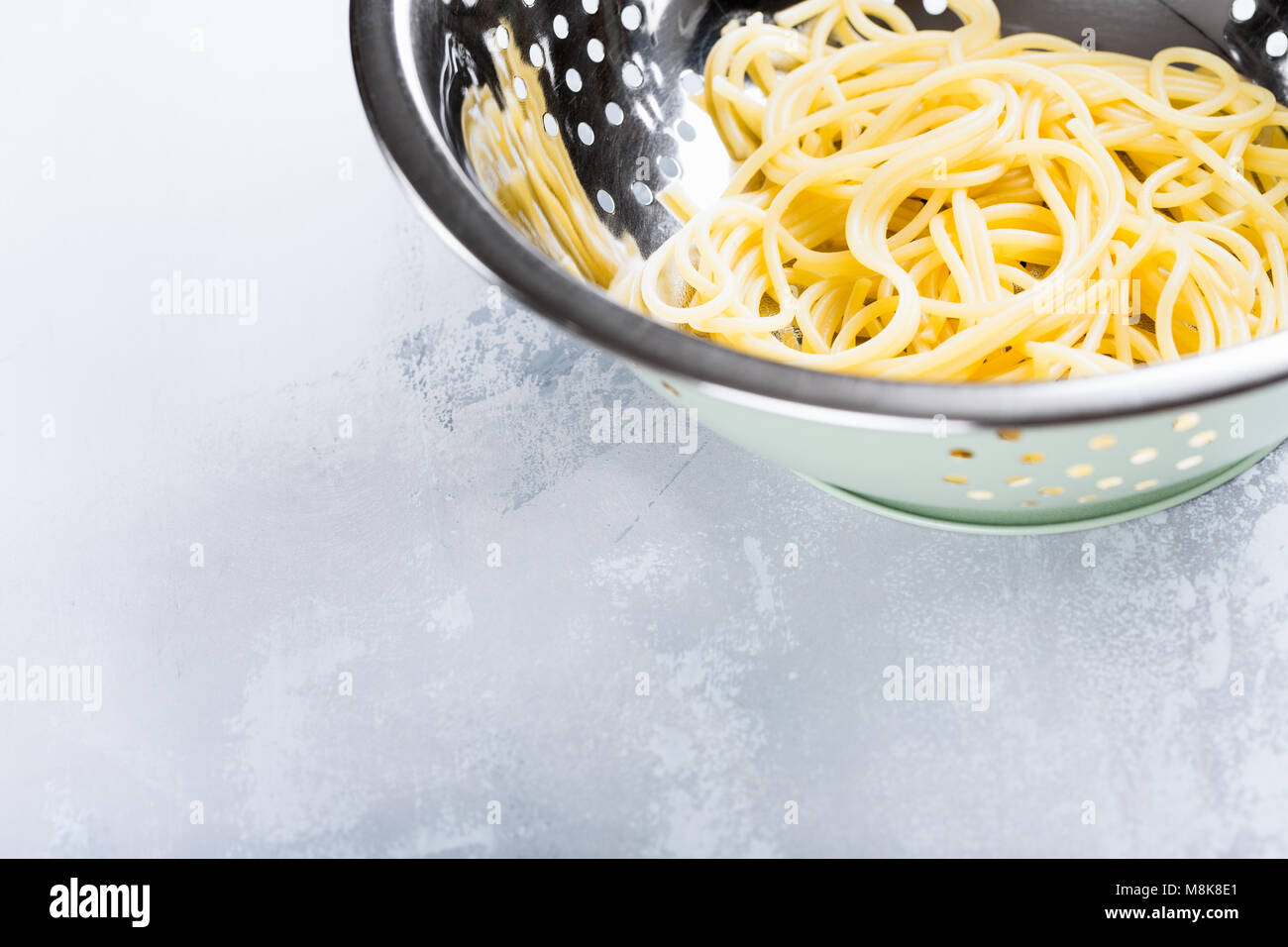 Fresh cooked spaghetti in stainless strainer Stock Photo - Alamy