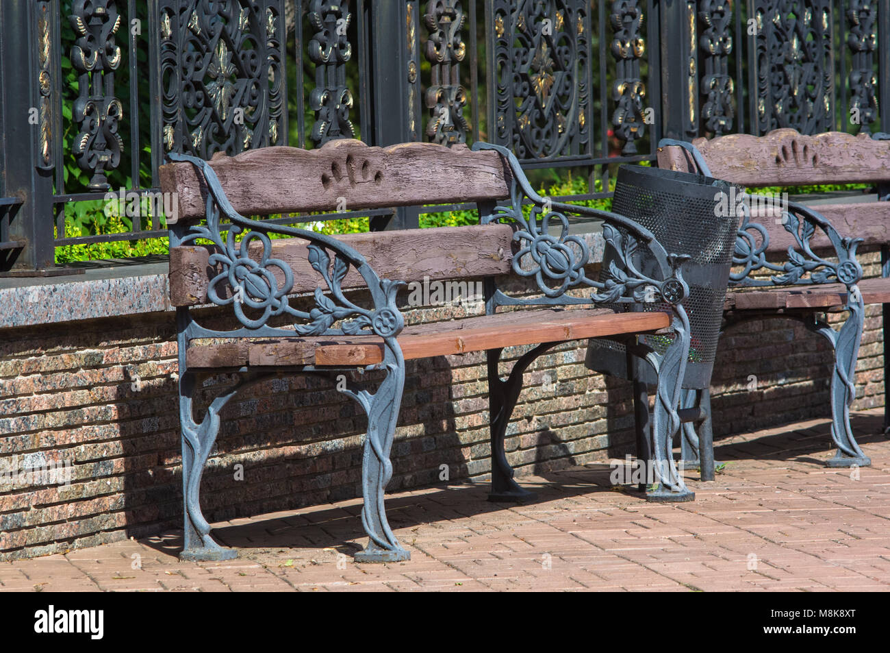 benches in spring city Park - blooming flower and trees, bright green ...