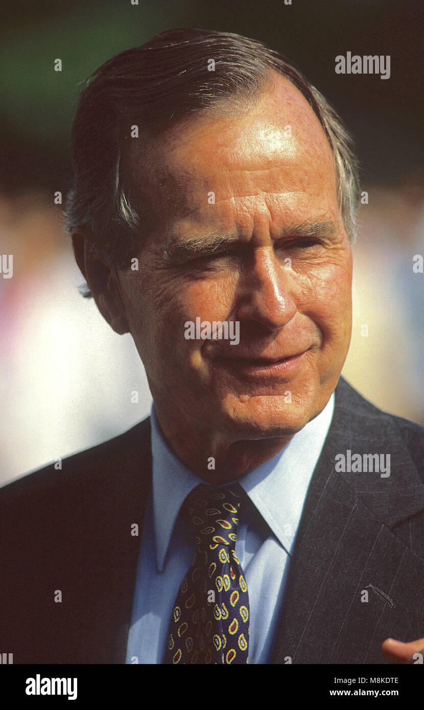 President george h.w. bush portrait hi-res stock photography and images ...