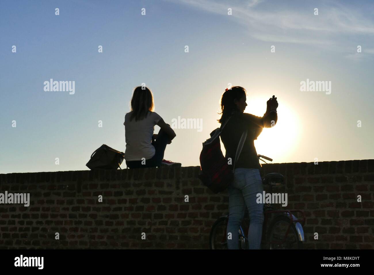 Two women back view silhouette hi-res stock photography and images - Alamy