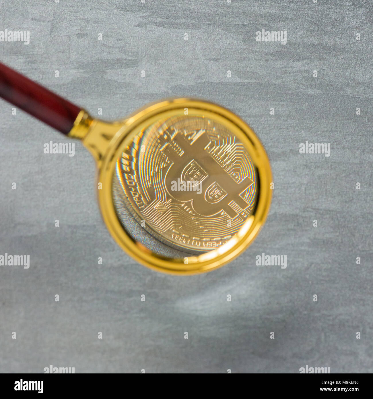 Virtual magnifying glass hi-res stock photography and images - Alamy