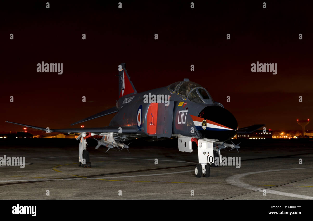 Royal Navy F-4k Phantom FG.1 XV586 R-010 Stock Photo - Alamy