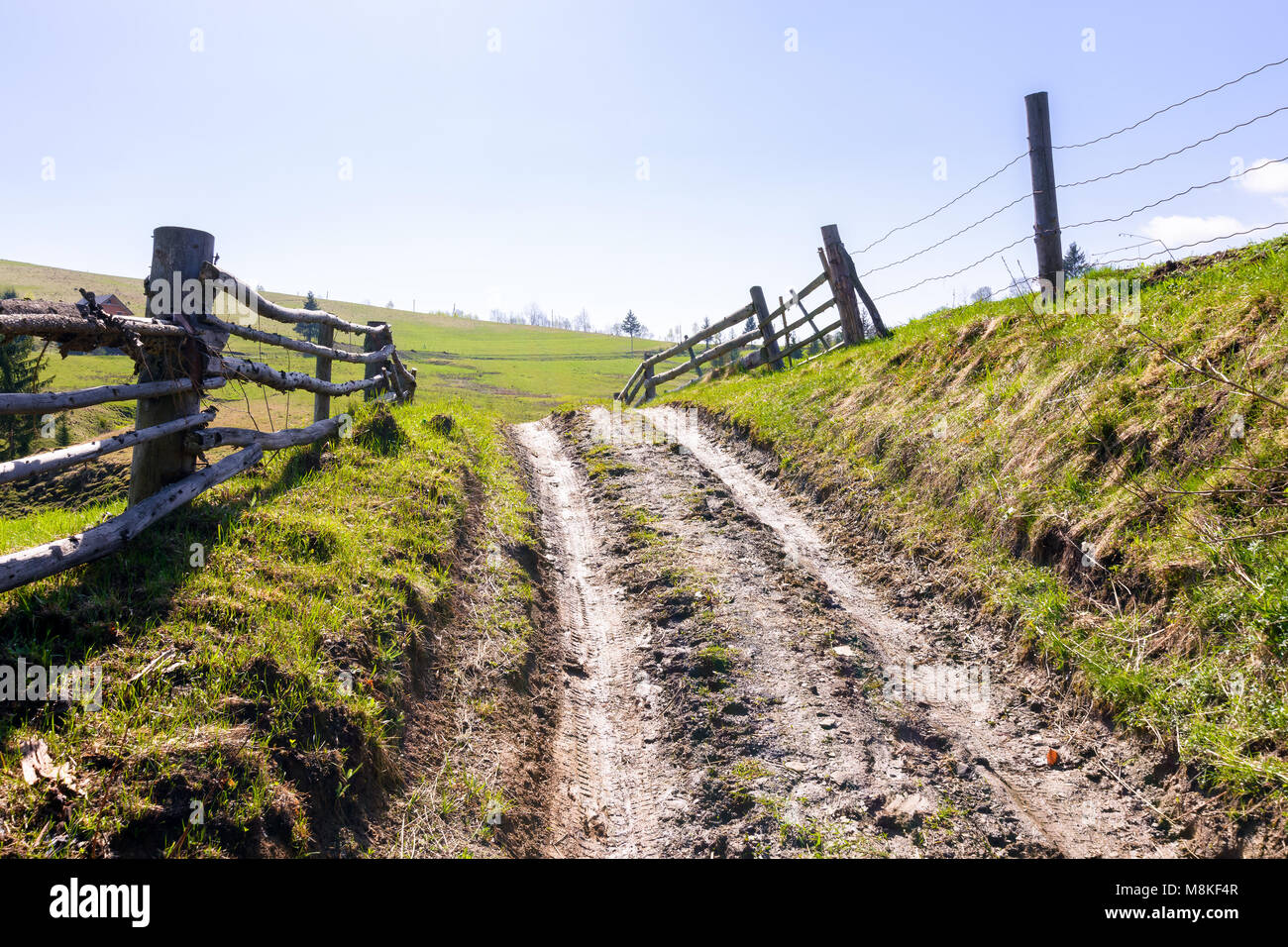 Road along fence hi-res stock photography and images - Alamy