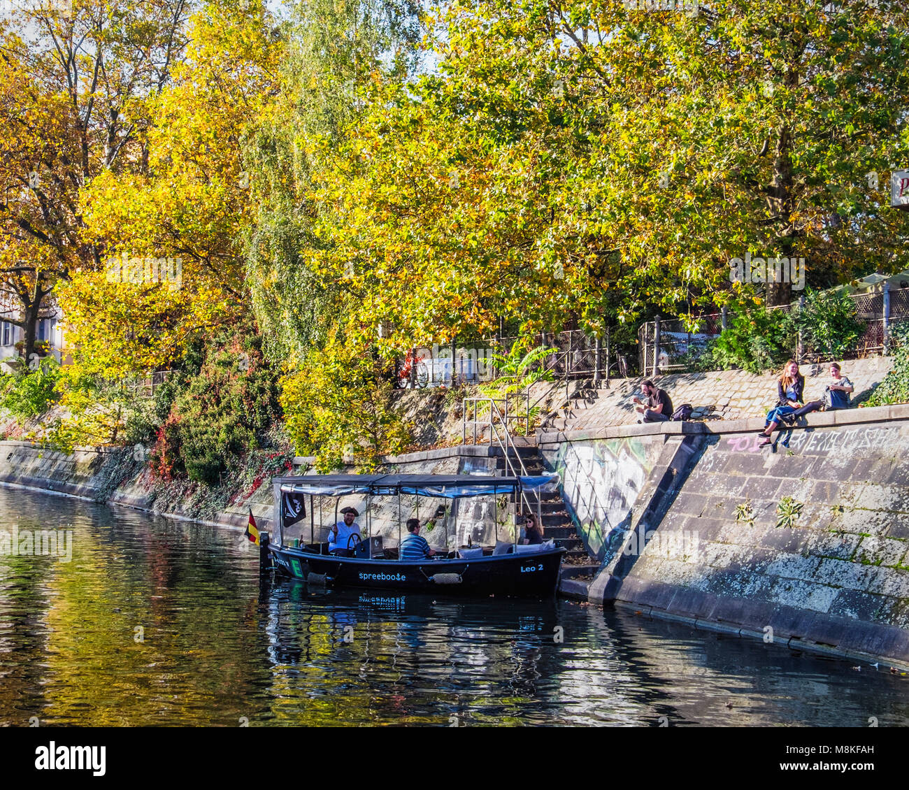 People out to enjoy the sun hi-res stock photography and images - Alamy