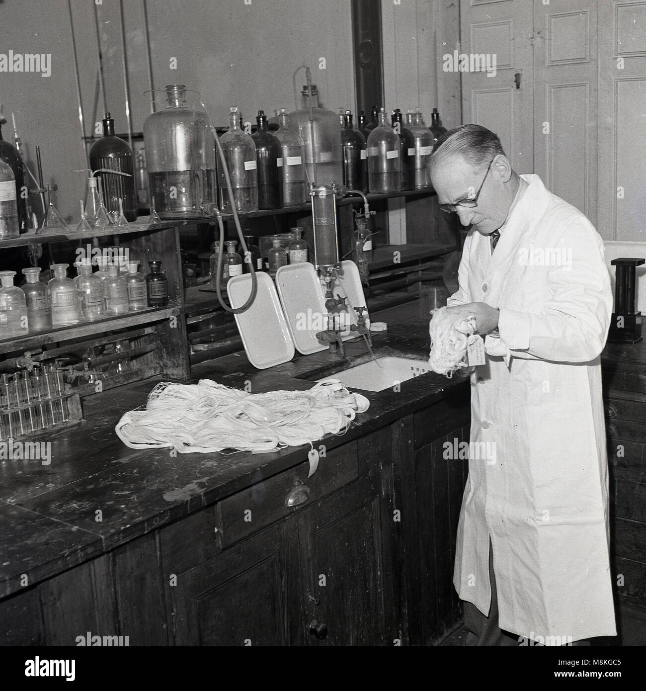 Chemical research 1950s High Resolution Stock Photography and Images ...