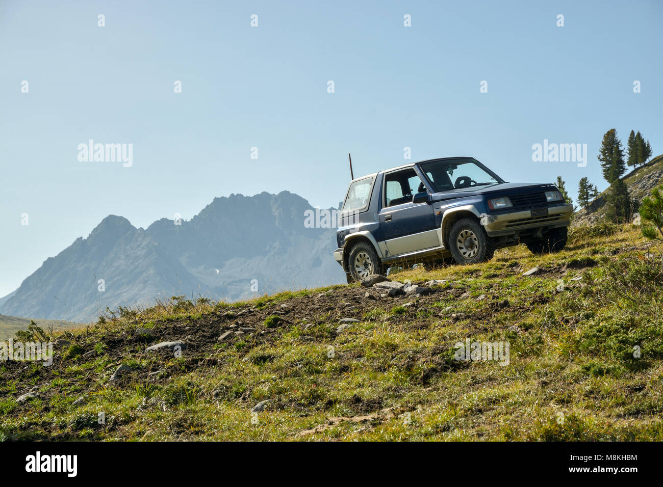 Offroad in extreme terrain car hi-res stock photography and images - Alamy