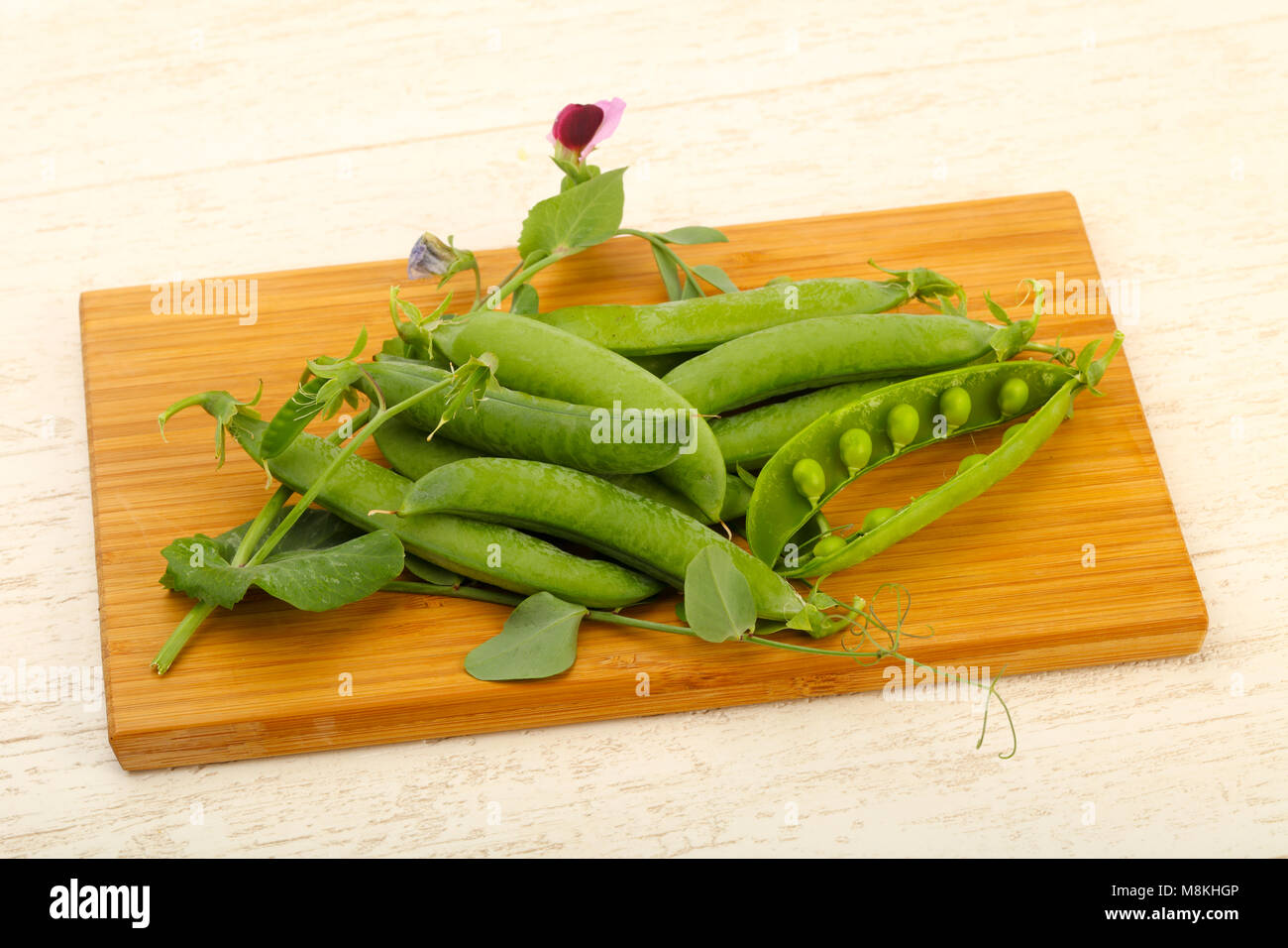 Ripe green peas with leaves Stock Photo - Alamy