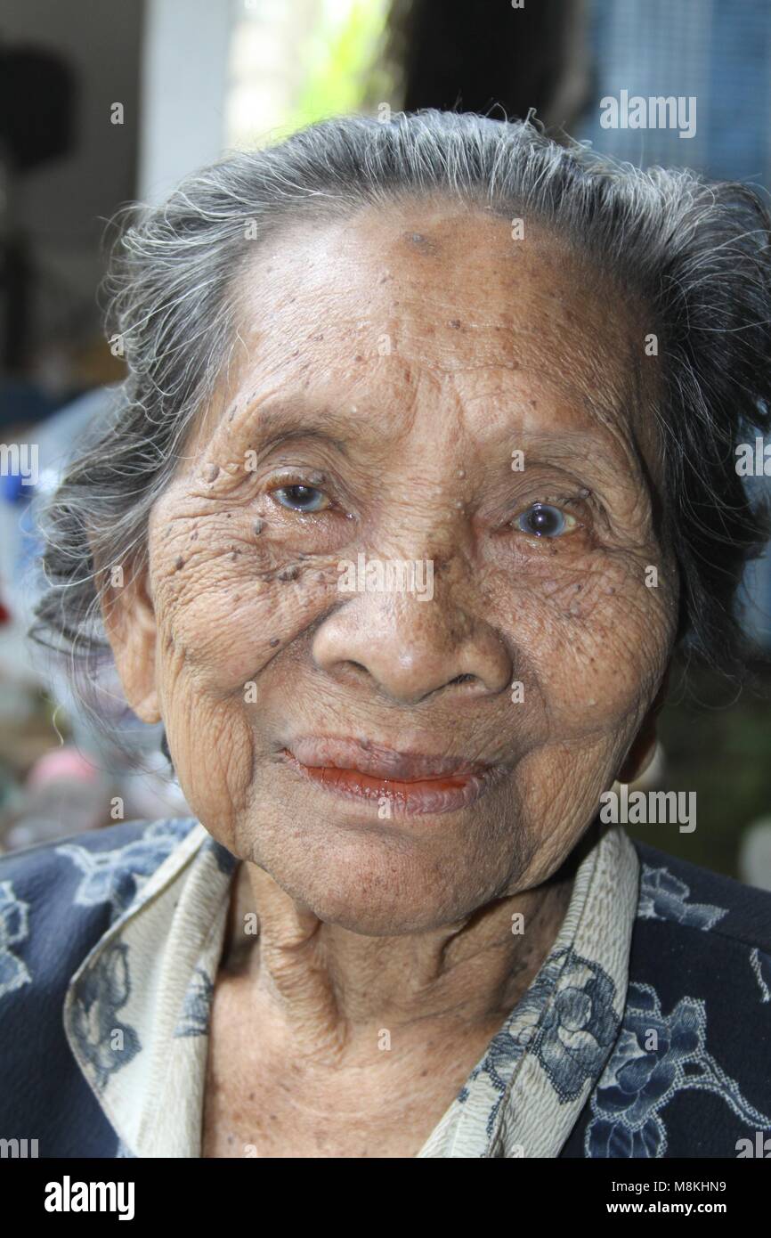 Portrait of a woman with a friendly face Stock Photo - Alamy