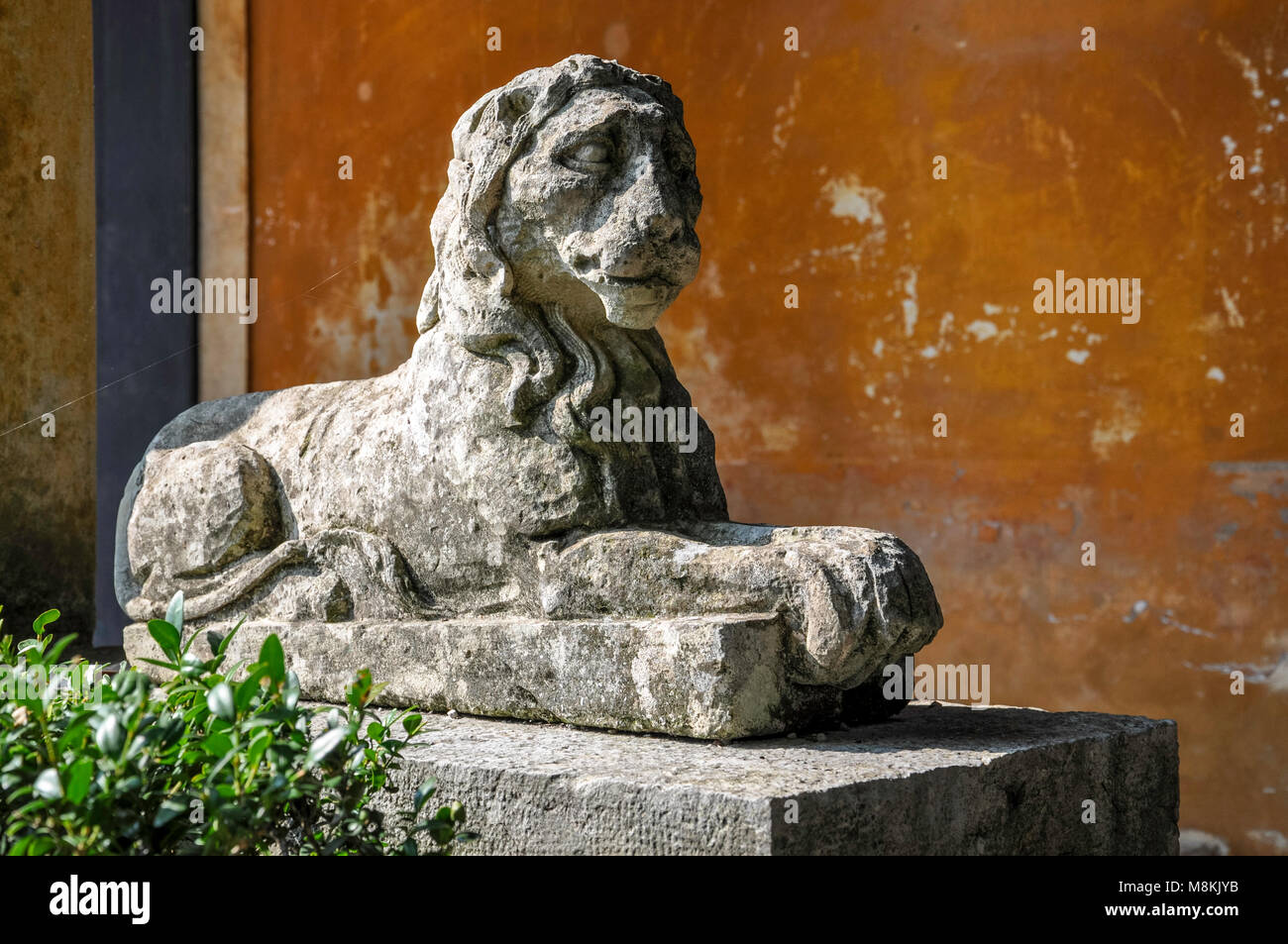 Old statue of a reclining Lion Stock Photo - Alamy