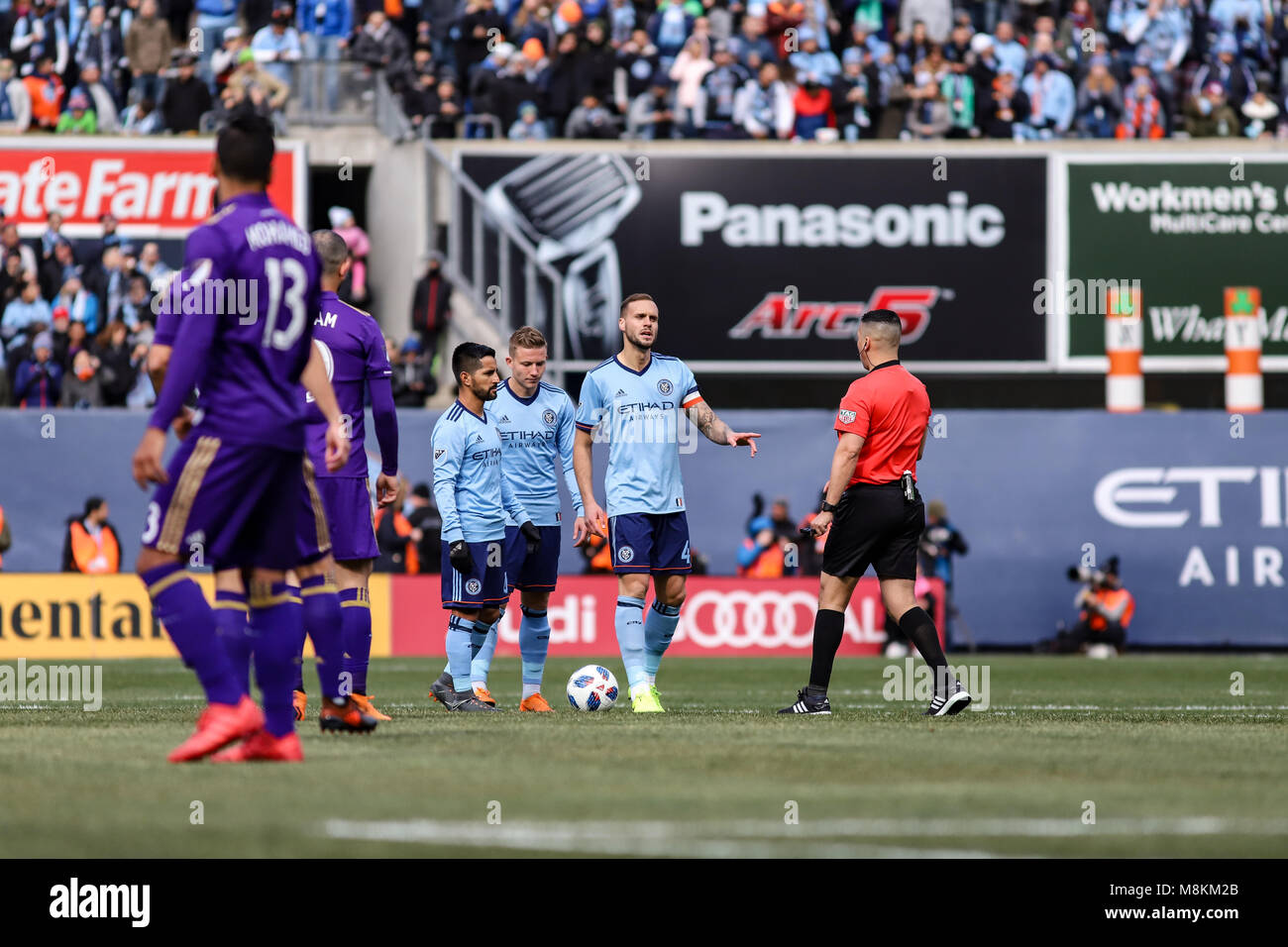 Footy ref hi-res stock photography and images - Alamy