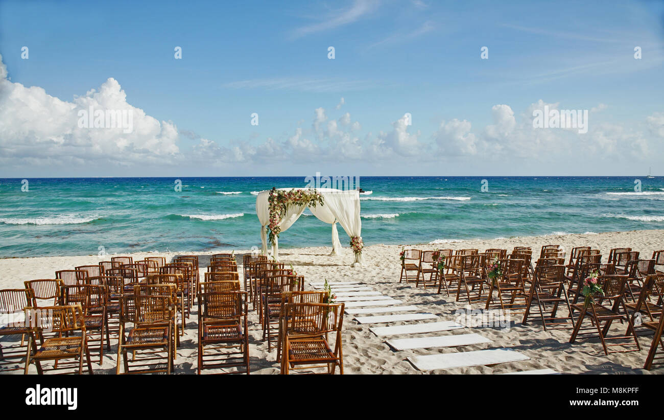 Beach wedding cancun hi-res stock photography and images - Alamy
