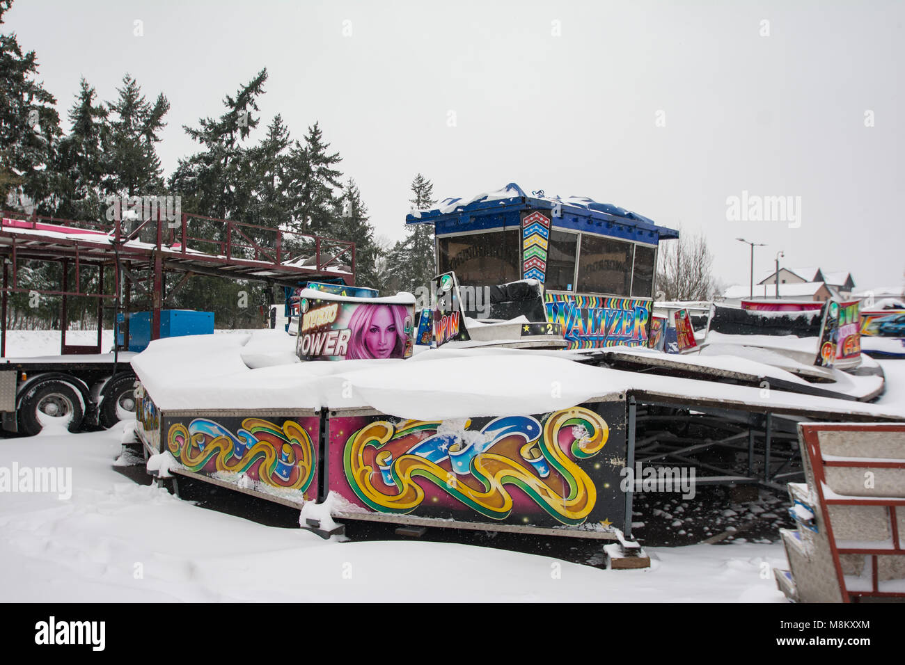 Empty funfair rides hi-res stock photography and images - Alamy