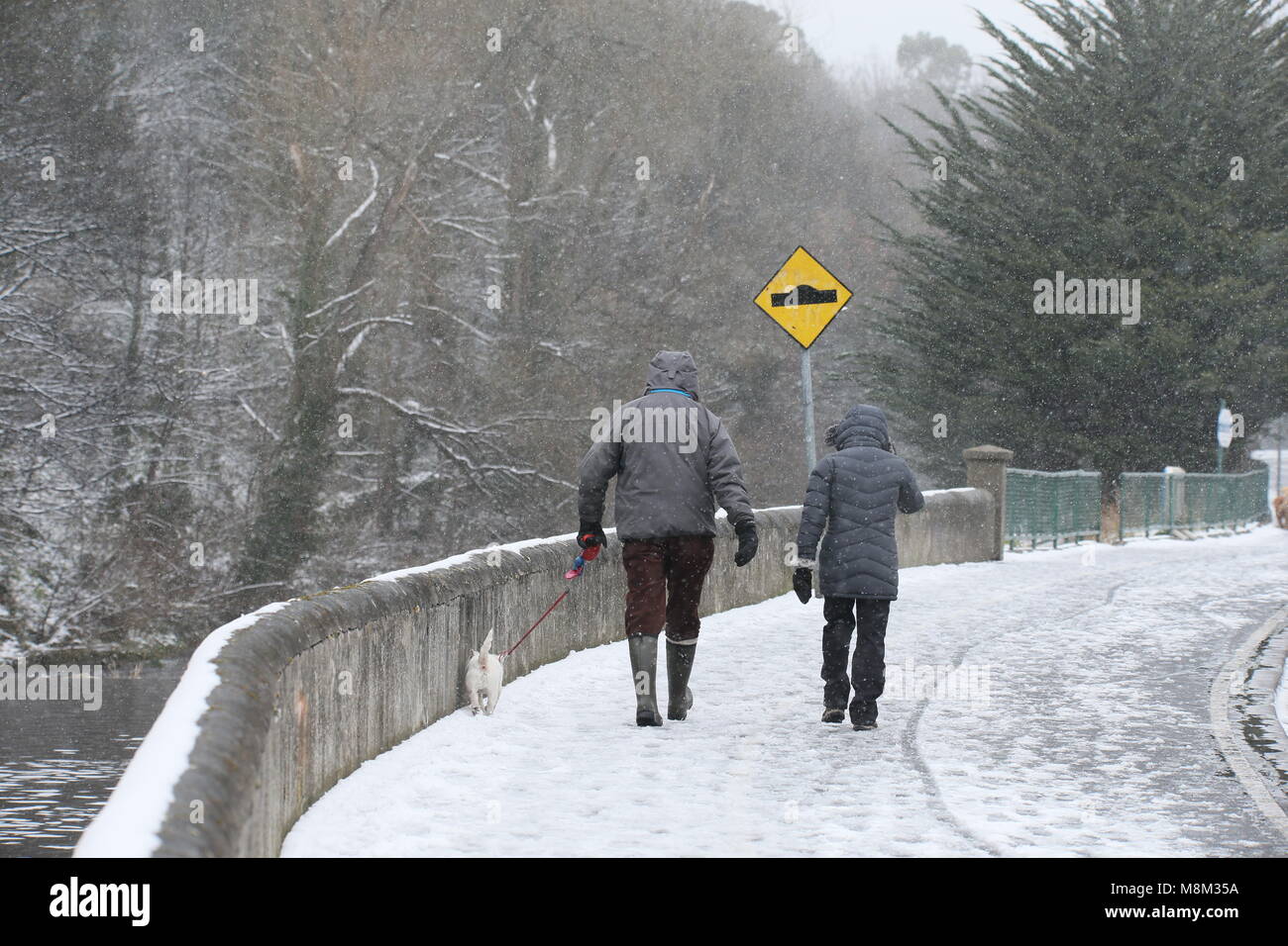 Dublin, Ireland. 18th march, 2018. People walk through snow and wind in ...
