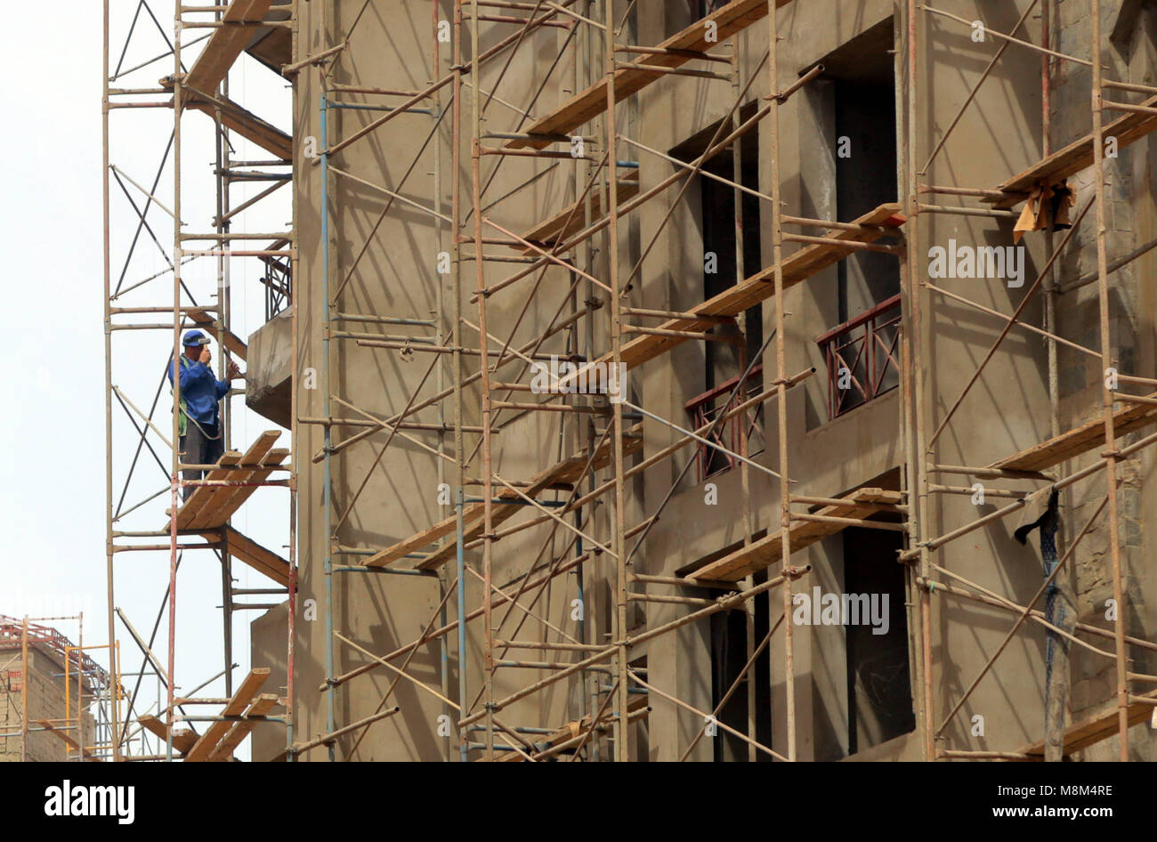 Cairo, Egypt. 18th Mar, 2018. A builder works at the construction site ...