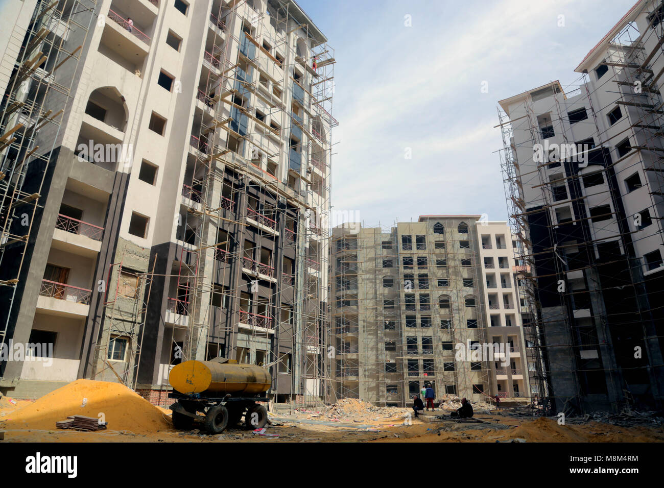 Cairo, Egypt. 18th Mar, 2018. Egyptian builders work at the ...