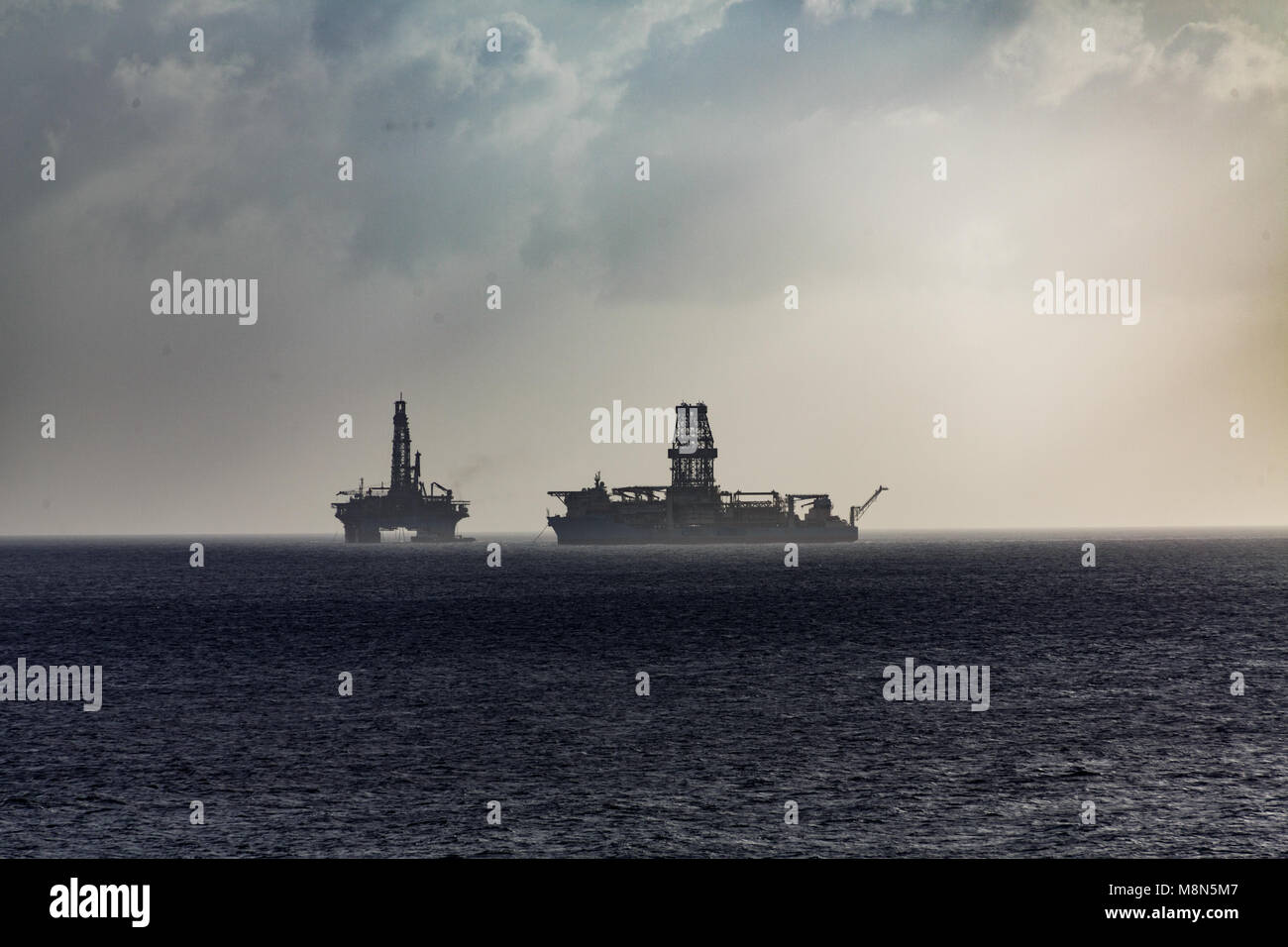 Floating rigs hi-res stock photography and images - Alamy