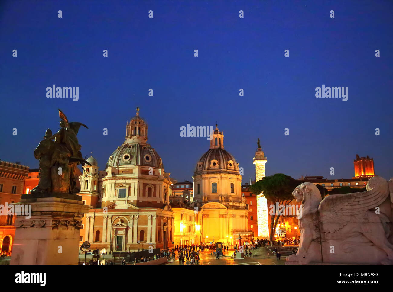 Venice Square (Piazza Venezia) in Rome at night Stock Photo - Alamy