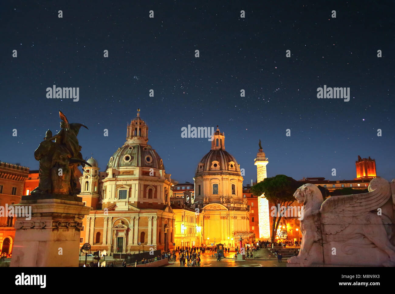 Venice Square (Piazza Venezia) in Rome at night Stock Photo - Alamy