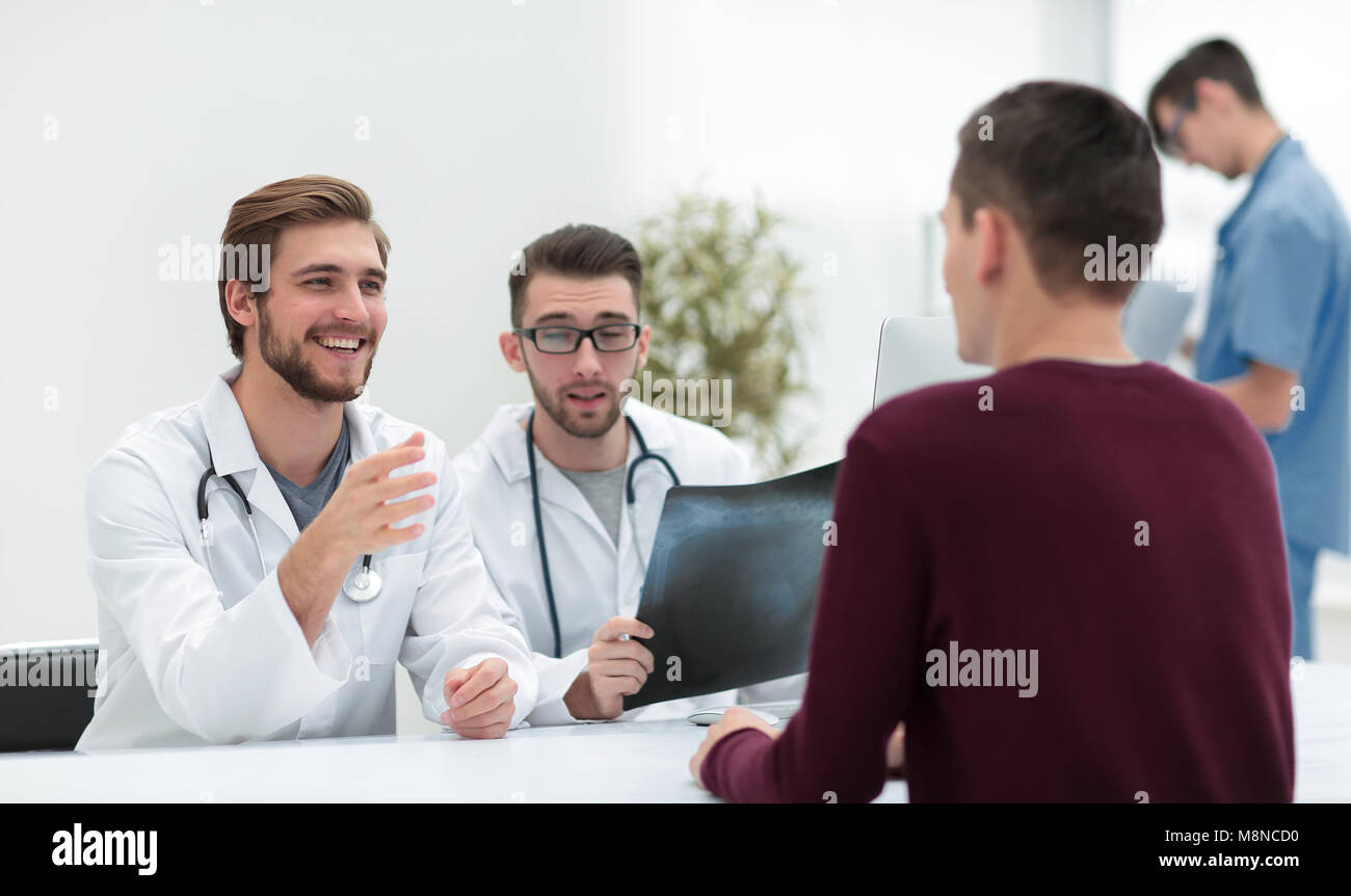 doctors discuss with the patient the x-ray Stock Photo - Alamy