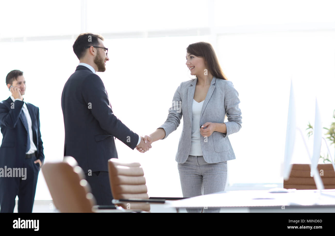 welcome handshake Manager and the client Stock Photo - Alamy