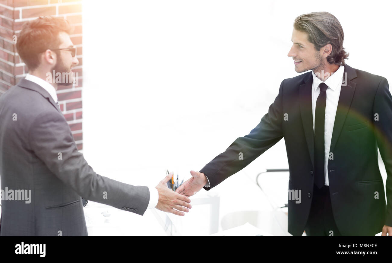 welcome and handshake of business partners Stock Photo - Alamy
