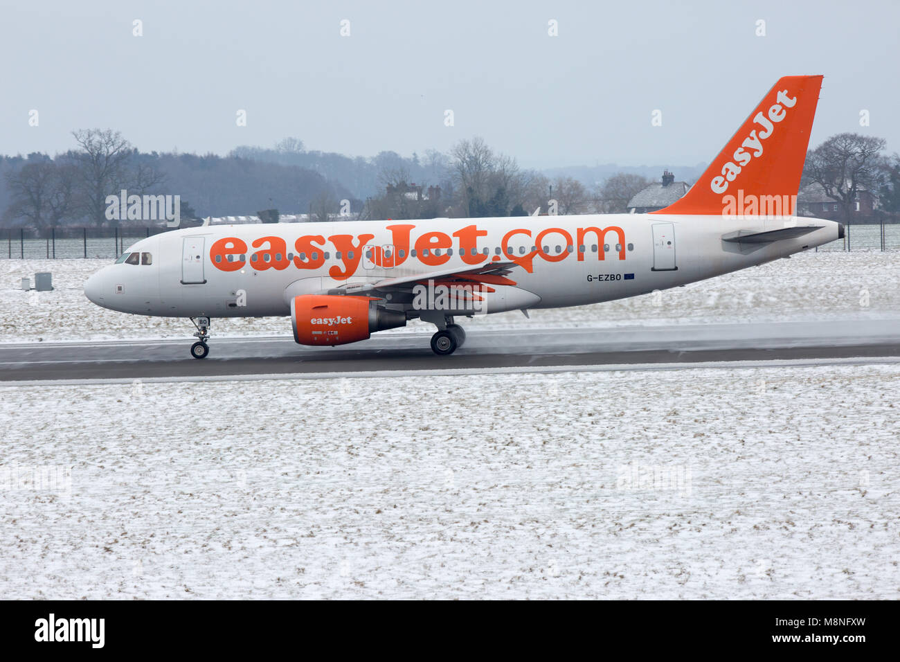 EasyJet plane in the snow at Luton Airport Stock Photo - Alamy