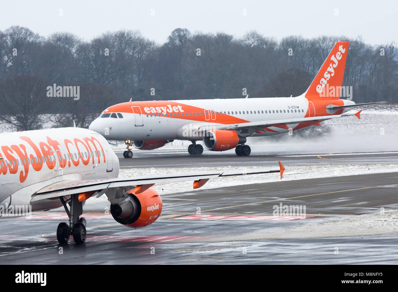 EasyJet plane in the snow at Luton Airport Stock Photo - Alamy