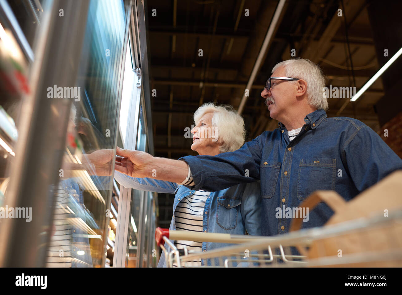 Elderly woman at grocery store hi-res stock photography and images - Alamy