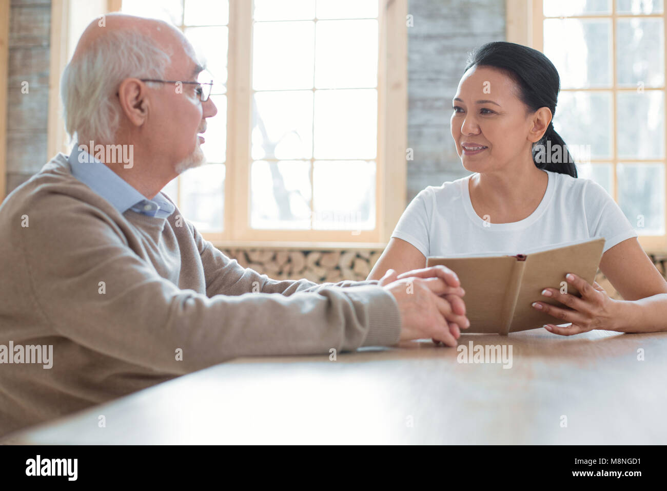 Volunteer reading hi-res stock photography and images - Alamy