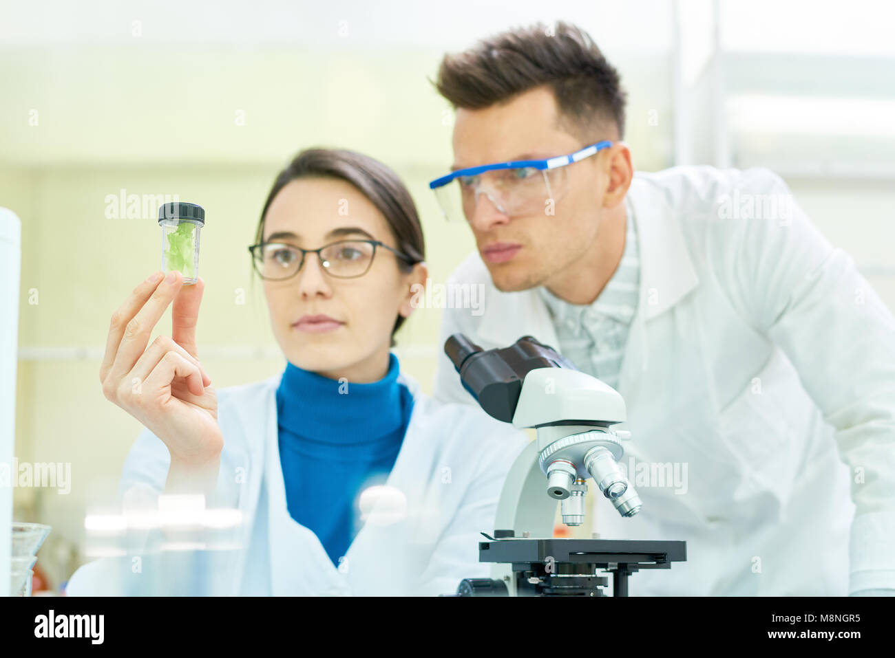 Team of scientists hi-res stock photography and images - Alamy