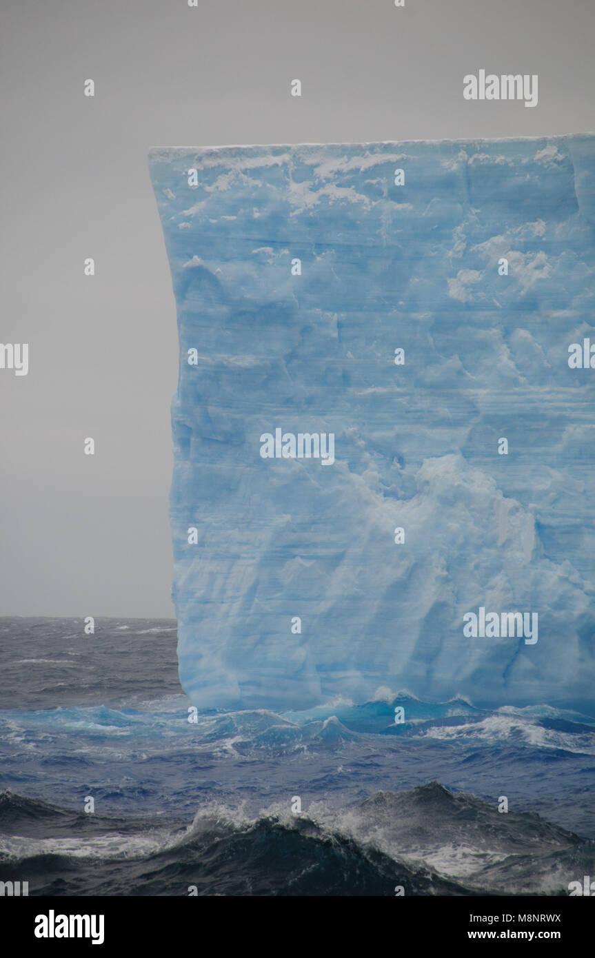 Giant Tabular Iceberg in the Anarctic Weddell Sea Stock Photo - Alamy Giant Tabular Iceberg in the Anarctic Weddell Sea Stock Photo - Alamy