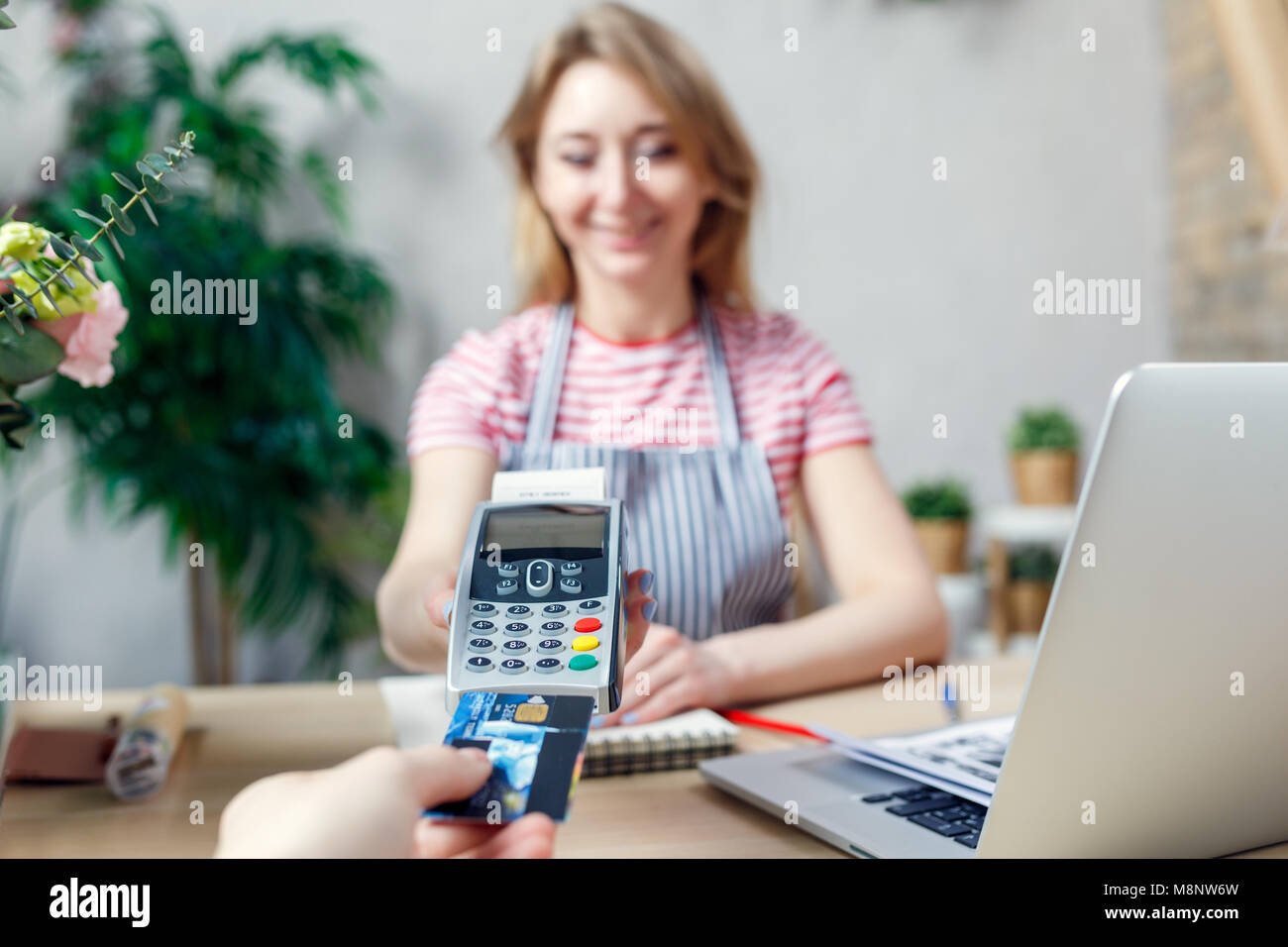 Pos terminal card hi-res stock photography and images - Alamy