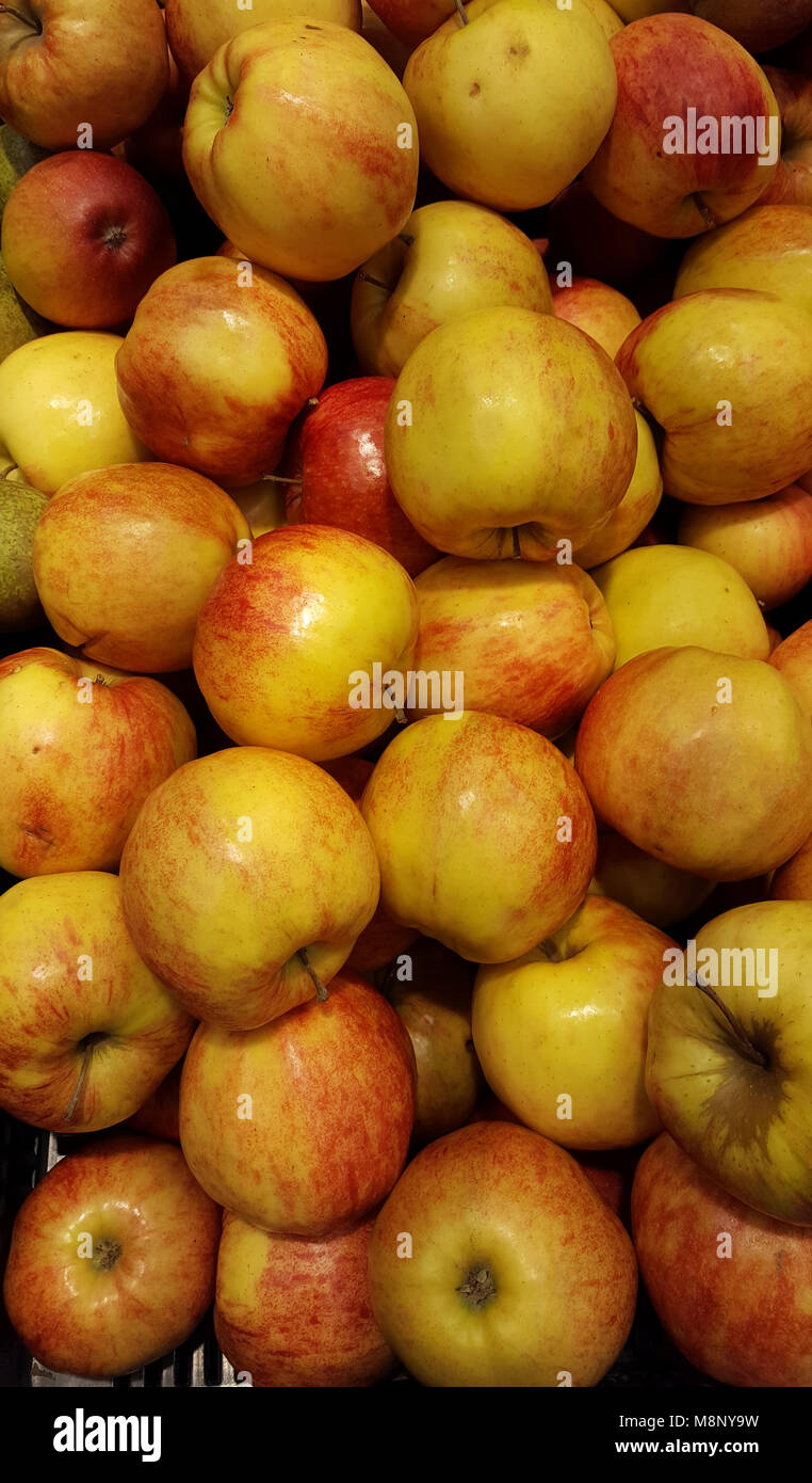Big apples hi-res stock photography and images - Alamy