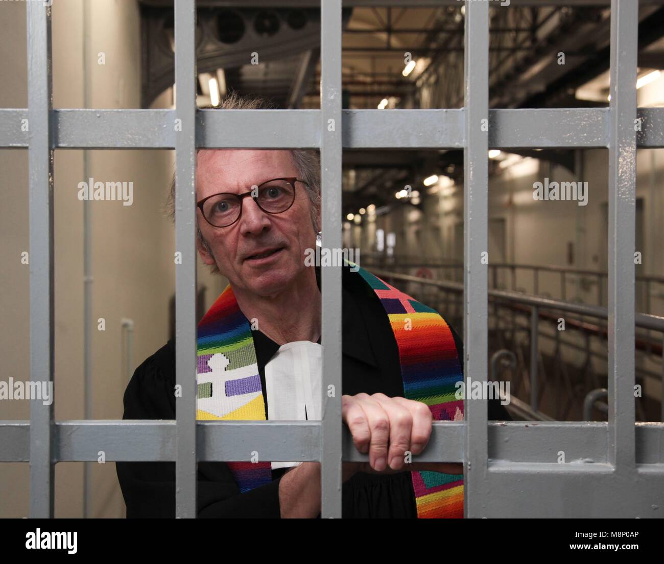 Protestant chaplain Thomas Dietrich Lehmann in the Berlin Moabit remand ...