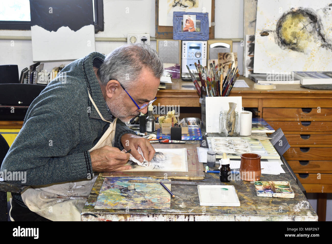 artist drawing with carbon pencil Stock Photo - Alamy