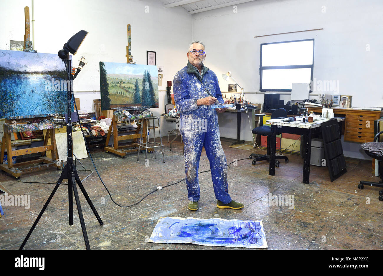 portrait of a painter artist who works in his studio Stock Photo - Alamy