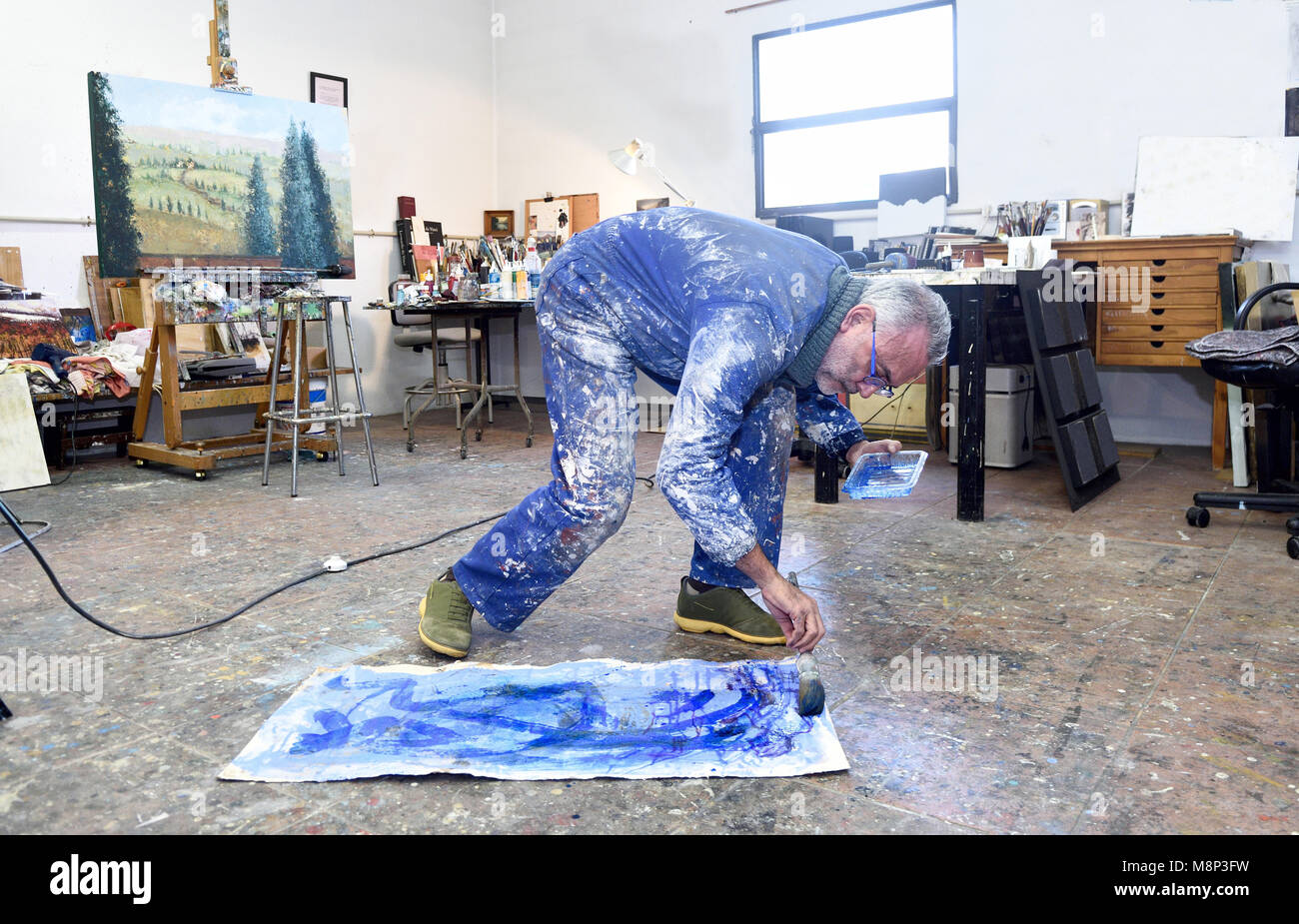 portrait of a painter artist who works in his studio Stock Photo - Alamy