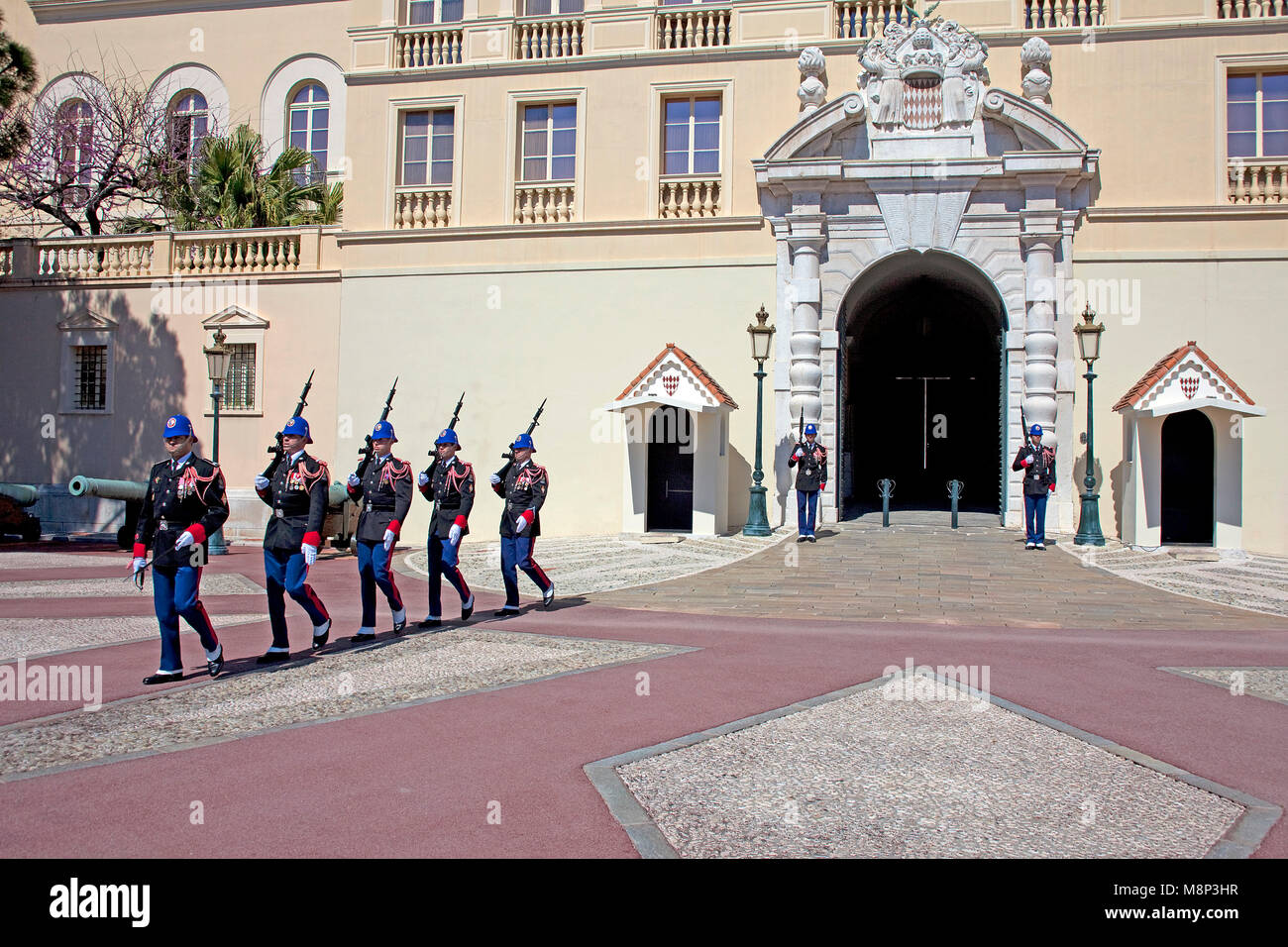 Palace guards hi-res stock photography and images - Alamy