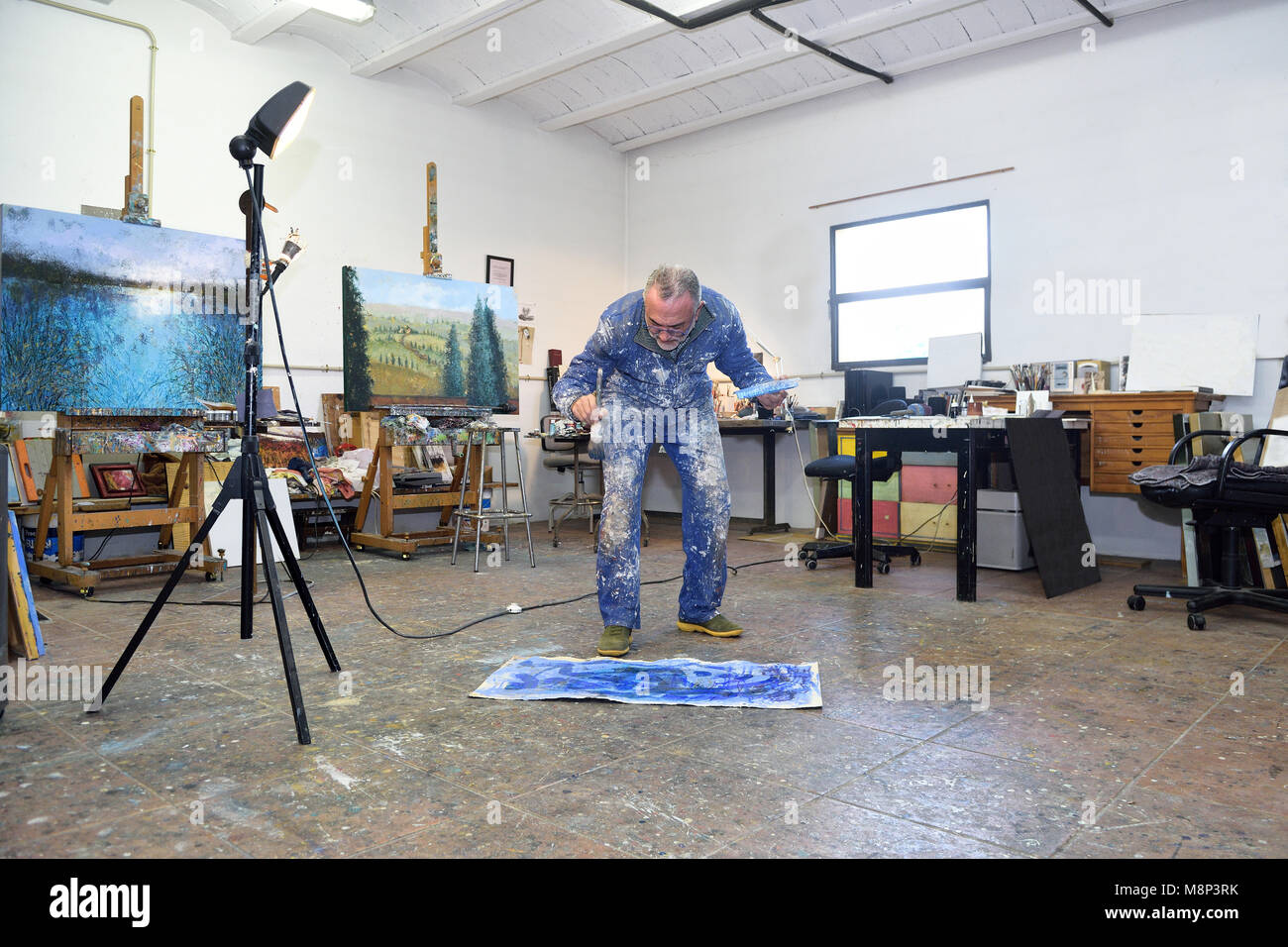 portrait of a painter artist who works in his studio Stock Photo - Alamy