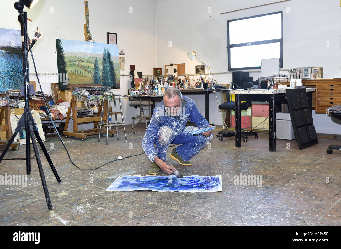 portrait of a painter artist who works in his studio Stock Photo - Alamy
