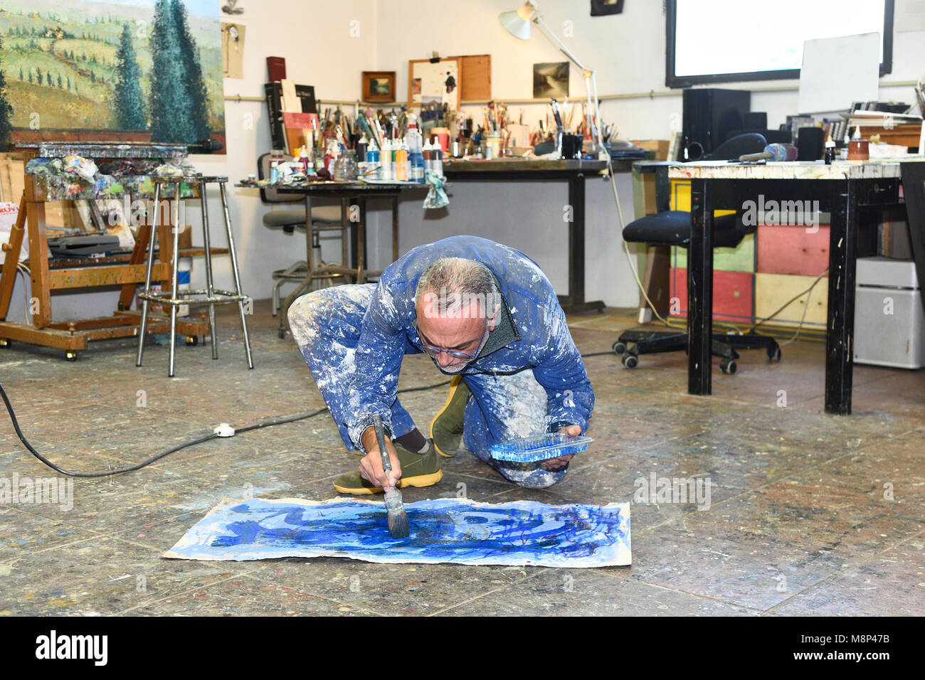 portrait of a painter artist who works in his studio Stock Photo - Alamy