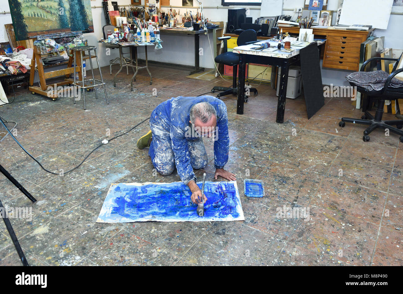 portrait of a painter artist who works in his studio Stock Photo - Alamy