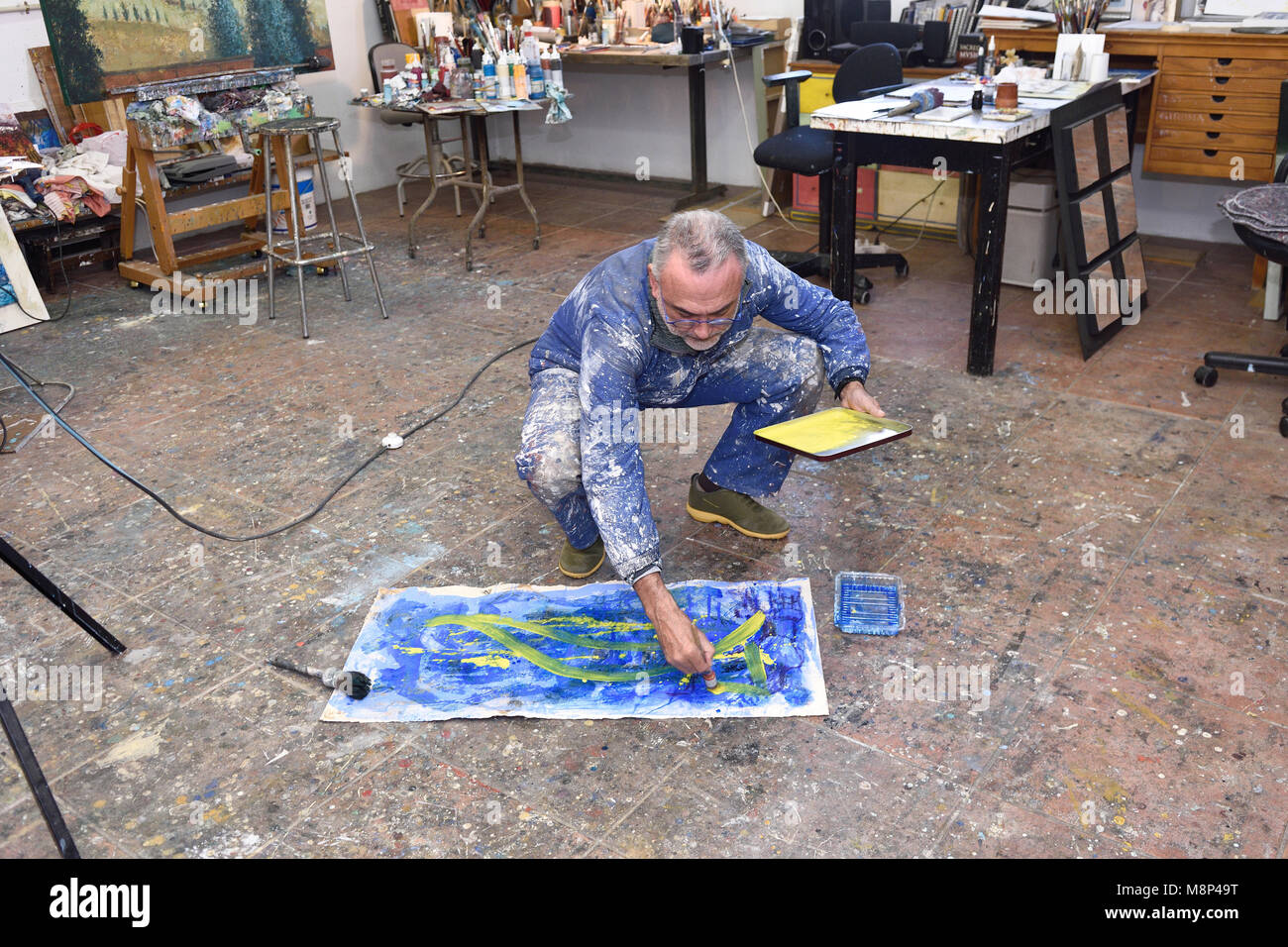 portrait of a painter artist who works in his studio Stock Photo - Alamy
