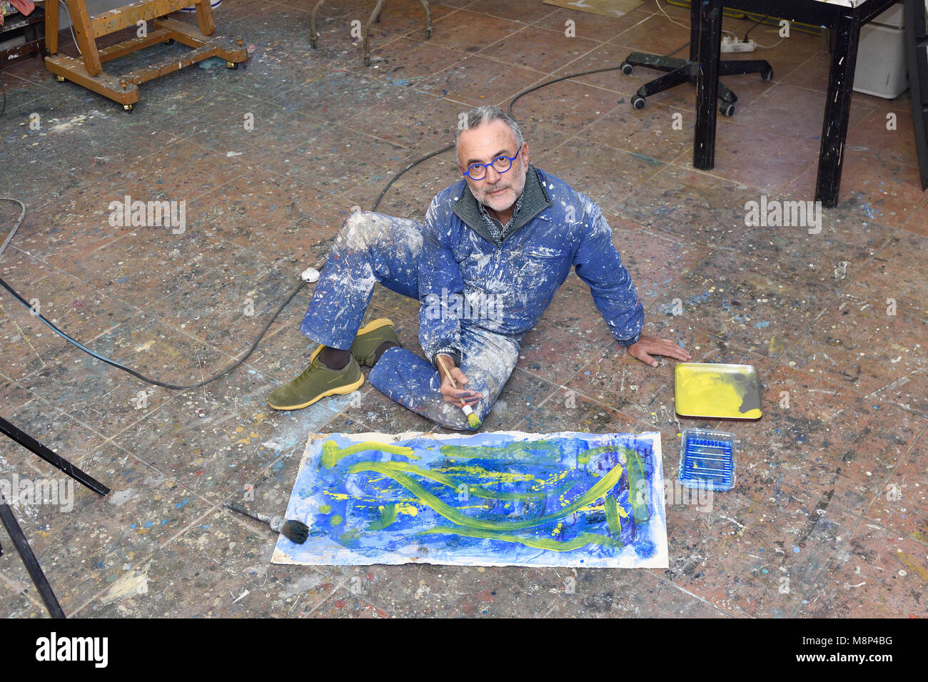 portrait of a painter artist who works in his studio Stock Photo - Alamy