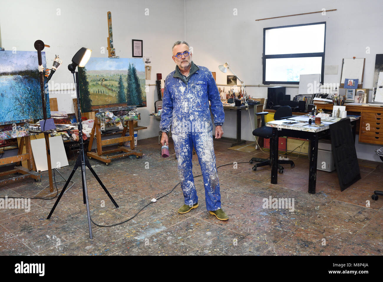 portrait of a painter artist who works in his studio Stock Photo - Alamy