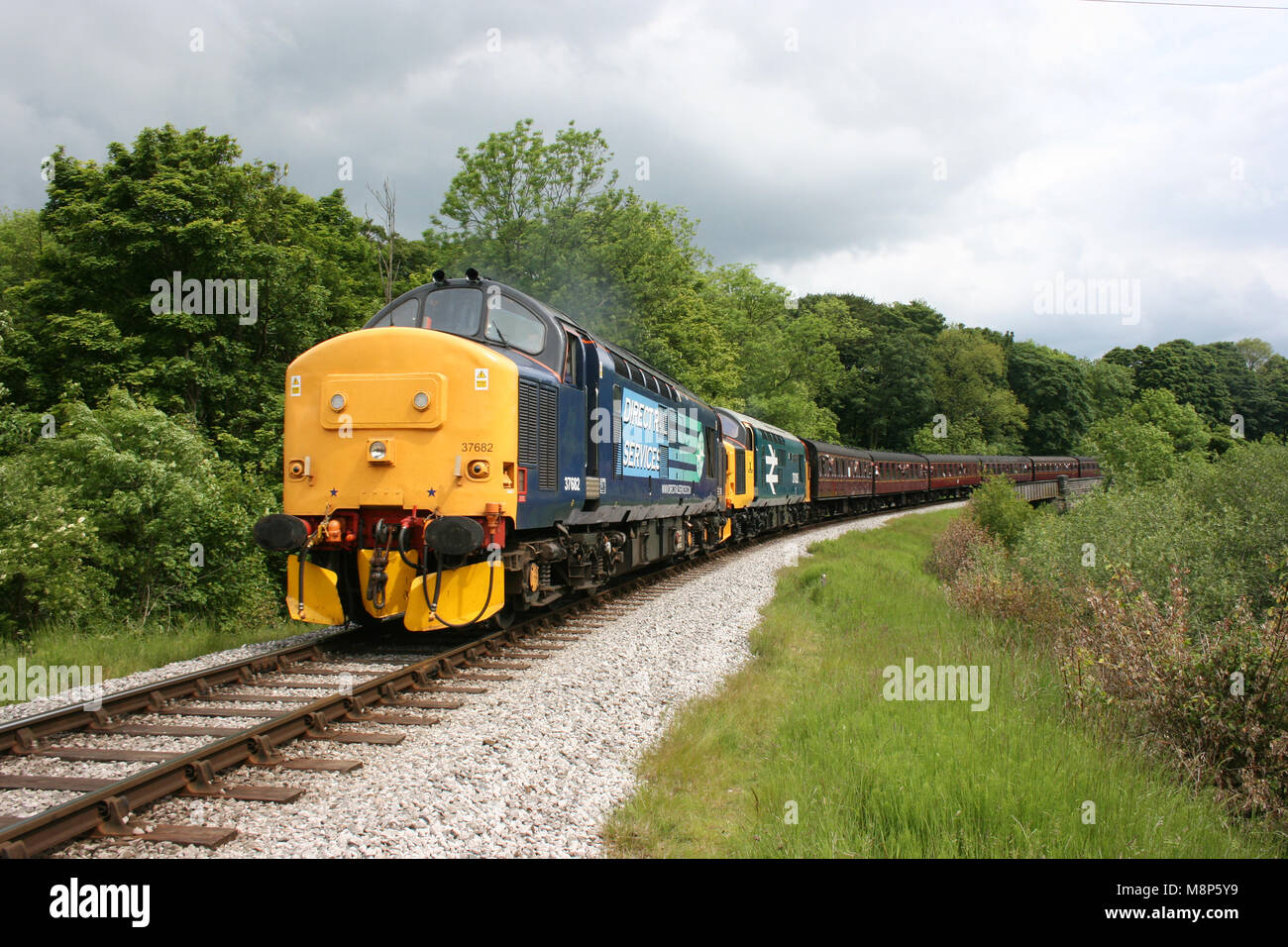 Class 37 locomotives numbers 37682 and 37025 approaching Mytholmes ...